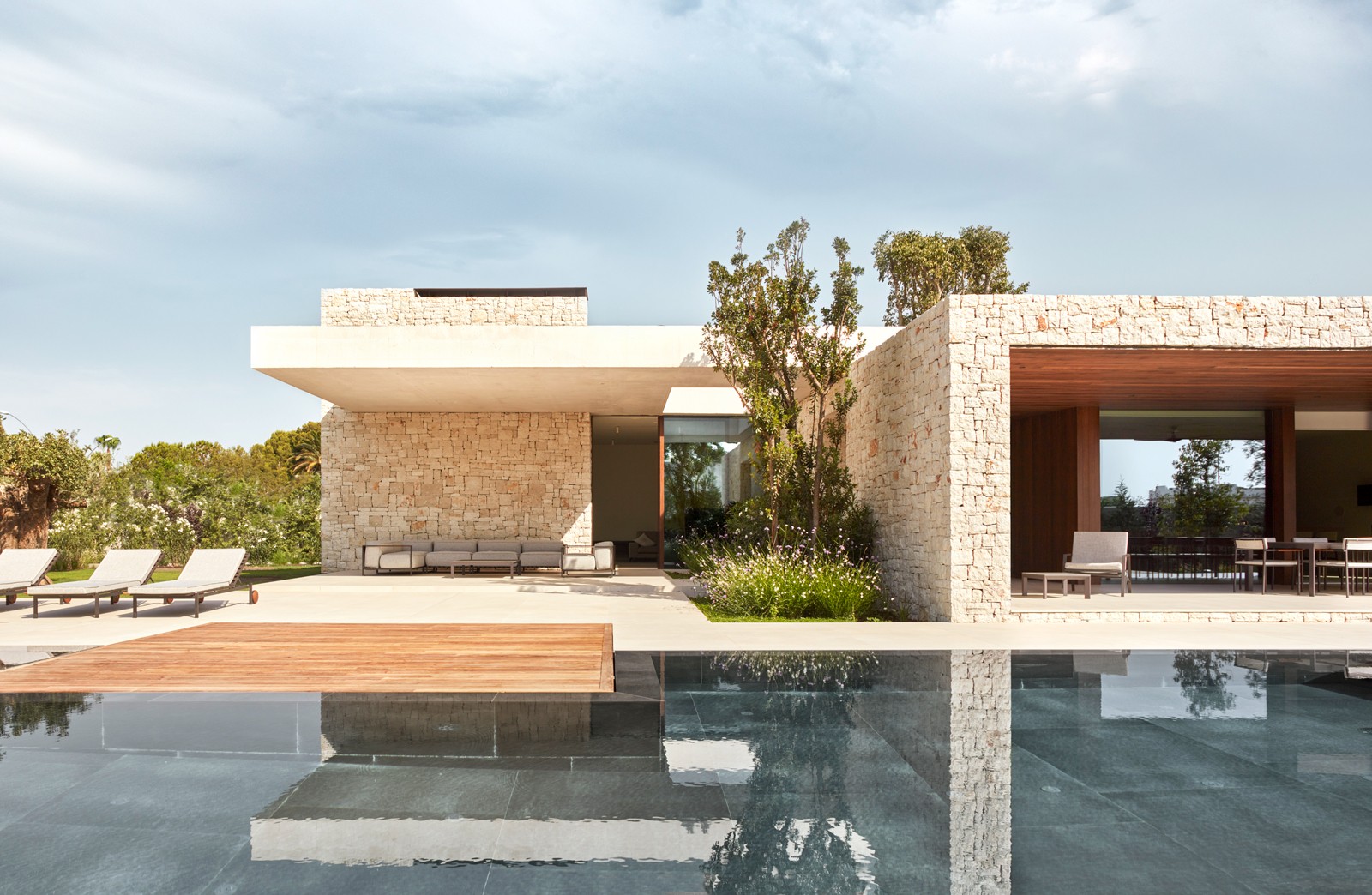 Valencian house plays with shadow and light | Imagicasa